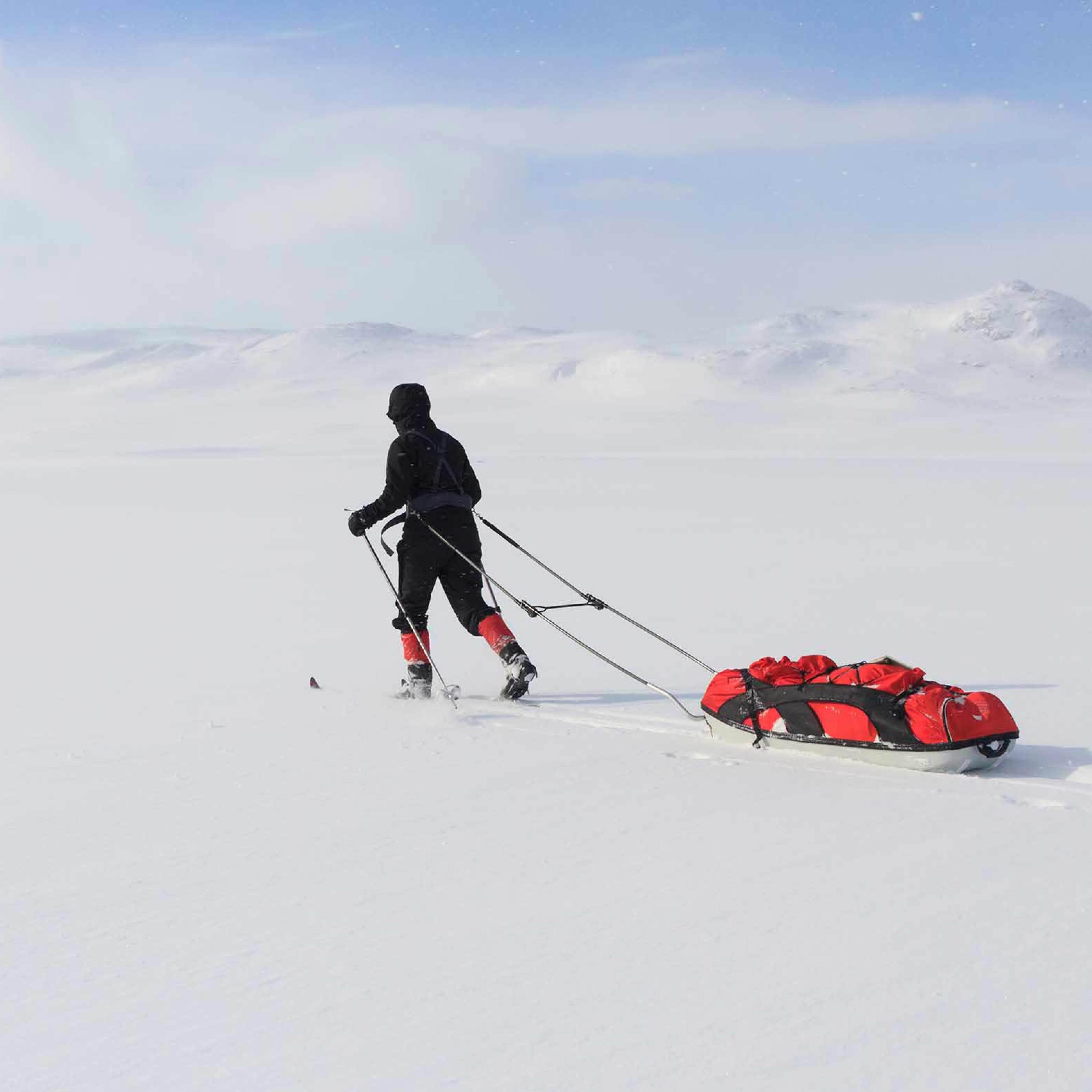 ¿Cómo es una travesía en pulkas por el lago helado de Inari en Finl